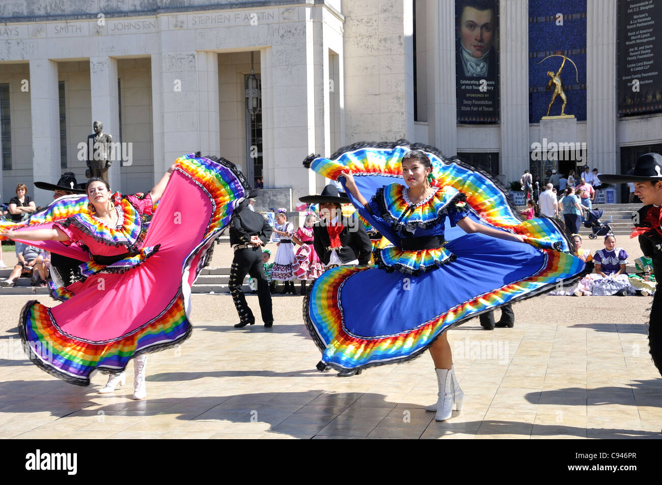 Mexican traditional dancing Stock Photo - Alamy