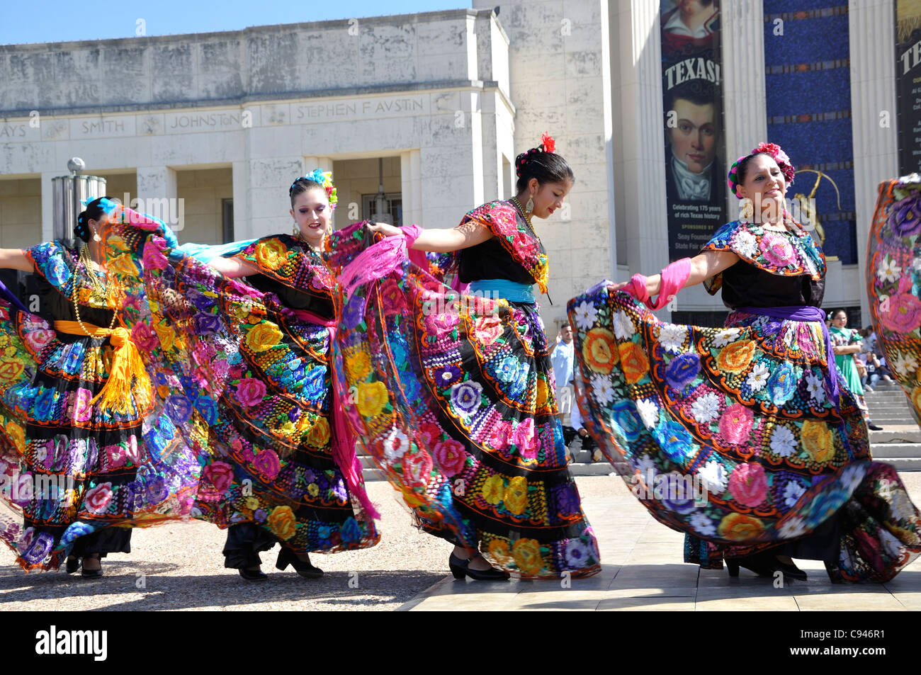 Mexican traditional dancing Stock Photo - Alamy