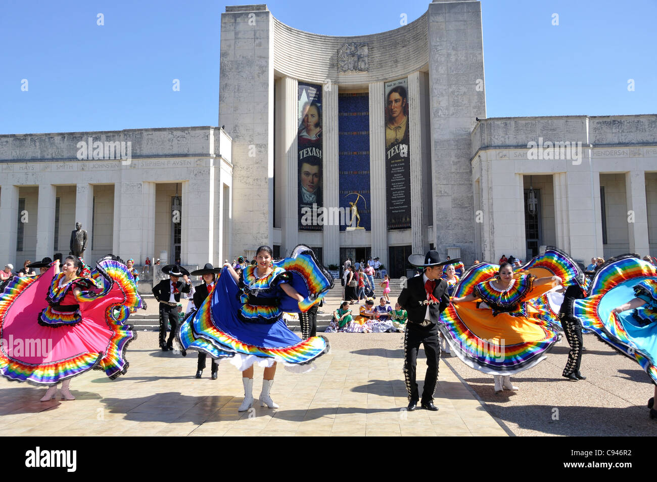 Mexican traditional dancing Stock Photo - Alamy