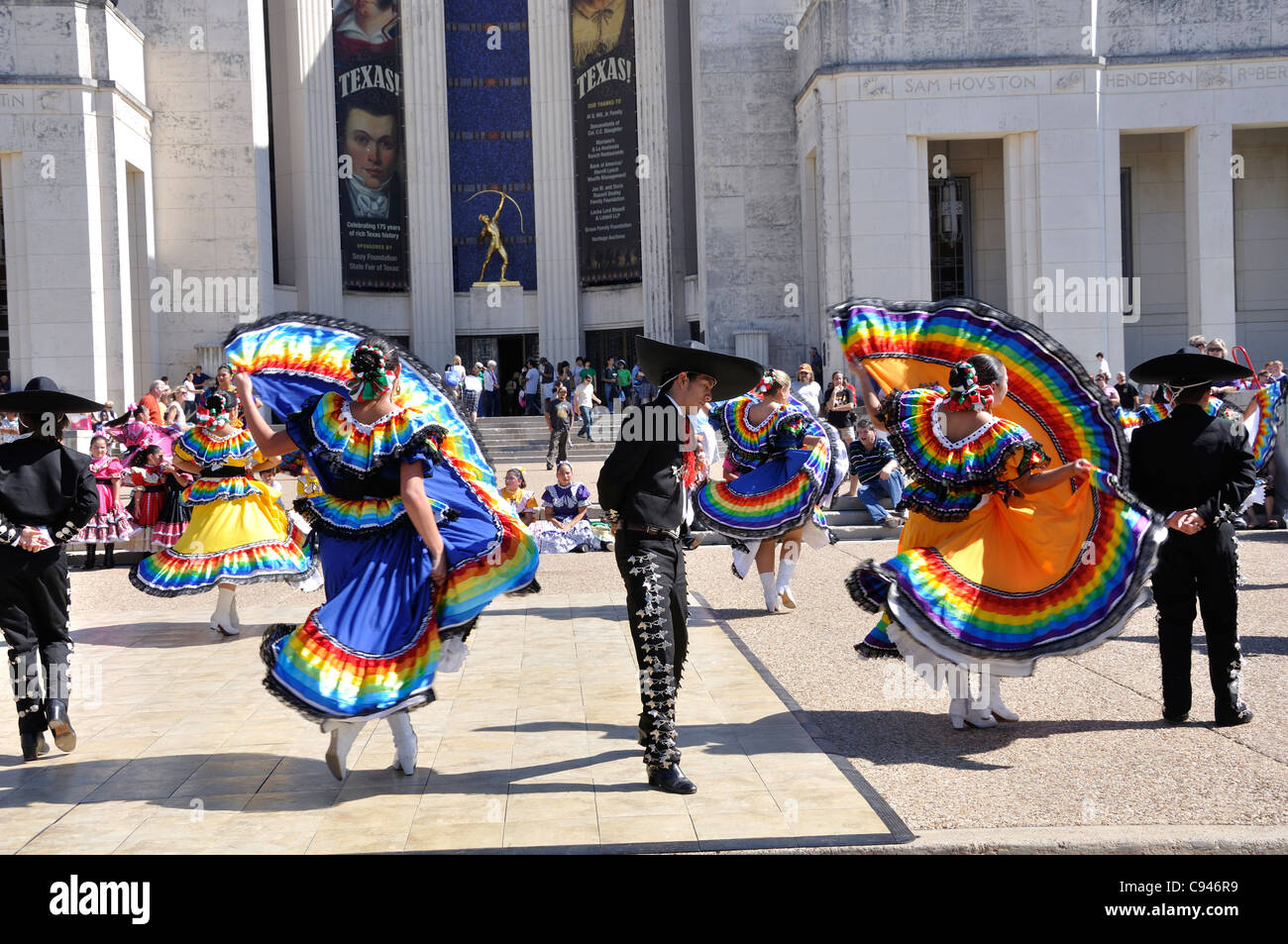 Mexican traditional dancing Stock Photo - Alamy