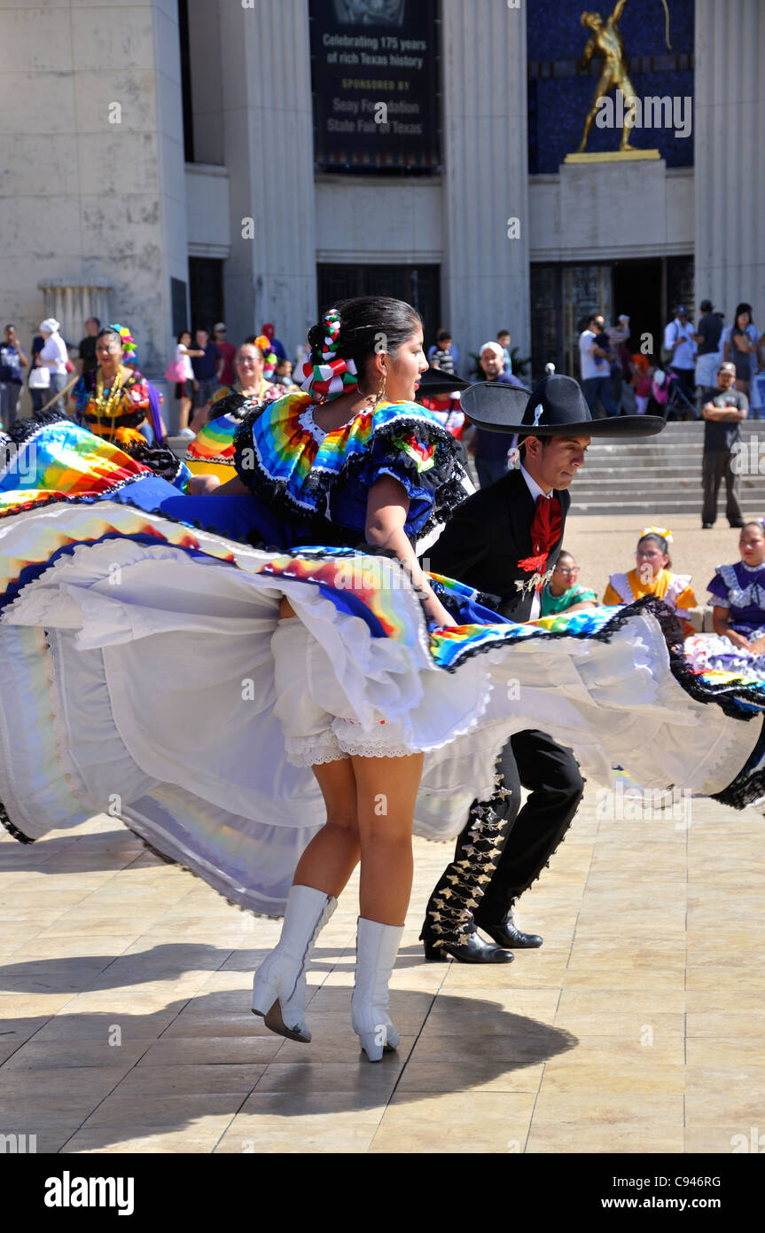 Mexican traditional dancing Stock Photo - Alamy