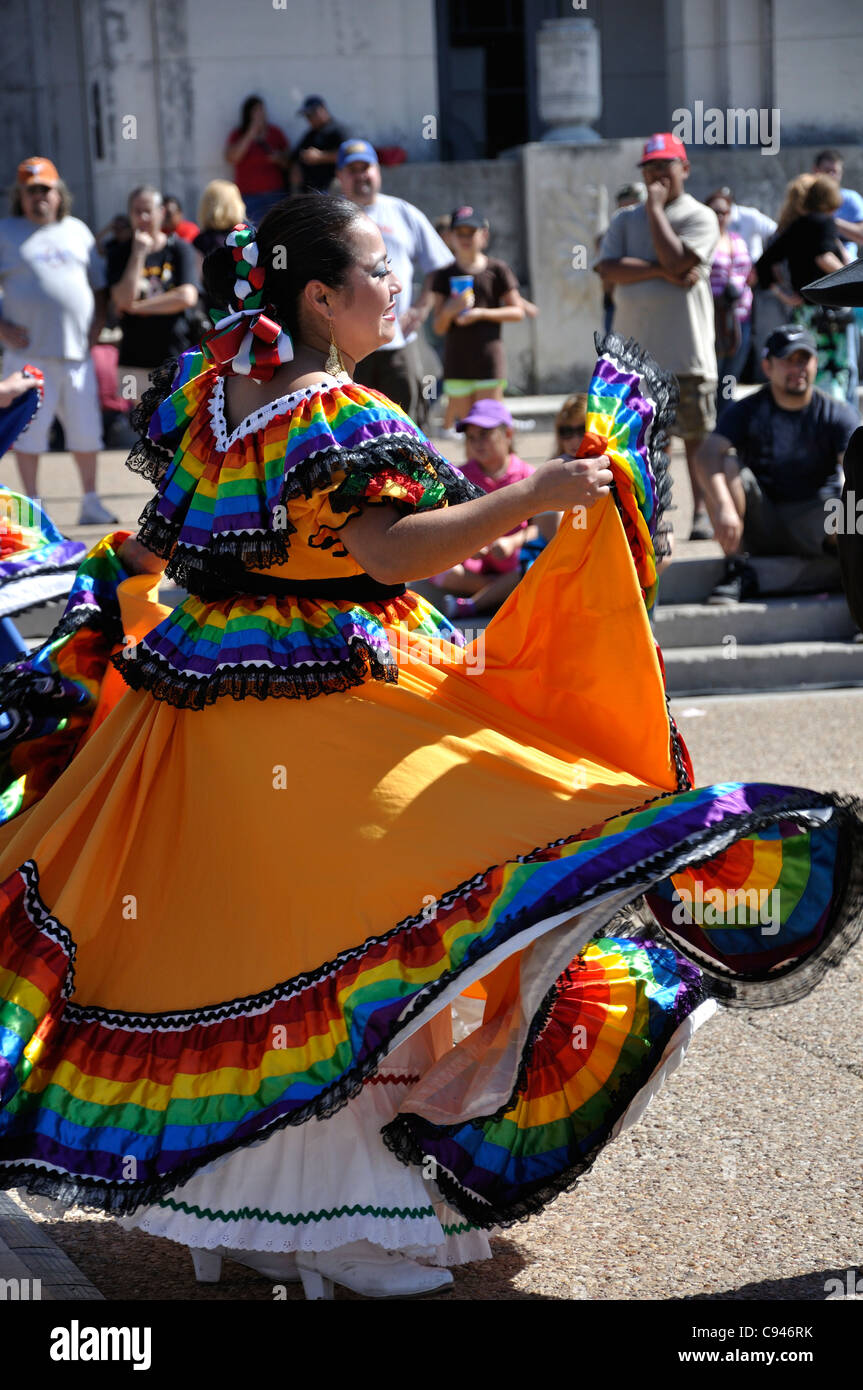 Mexican traditional dancing Stock Photo - Alamy