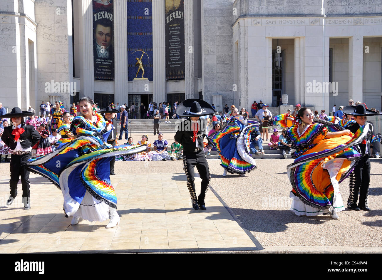 Mexican traditional dancing Stock Photo - Alamy