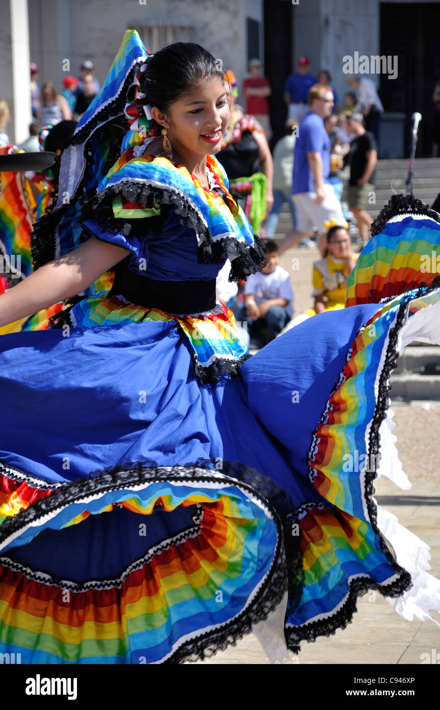 Mexican traditional dancing Stock Photo - Alamy
