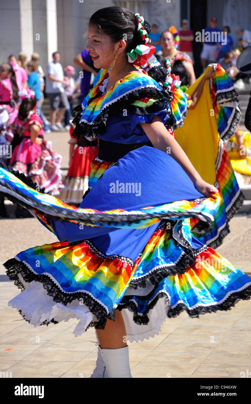 Mexican traditional dancing Stock Photo - Alamy