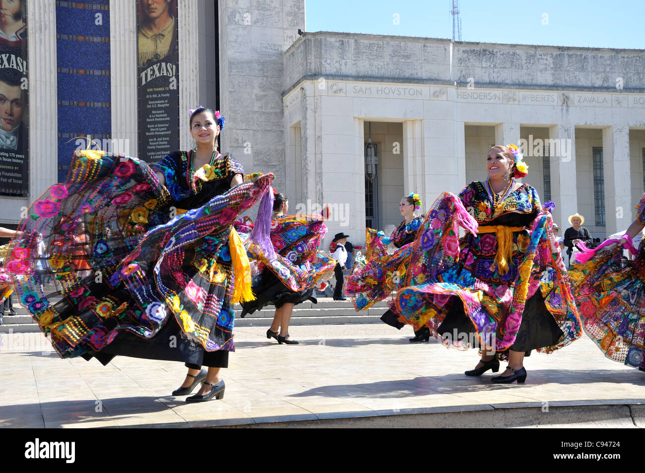 Mexican traditional dancing Stock Photo - Alamy