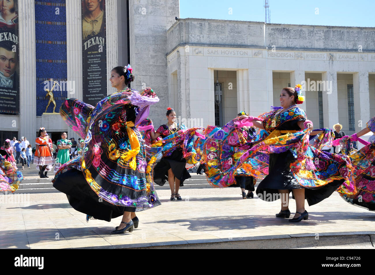 Mexican traditional dancing Stock Photo - Alamy