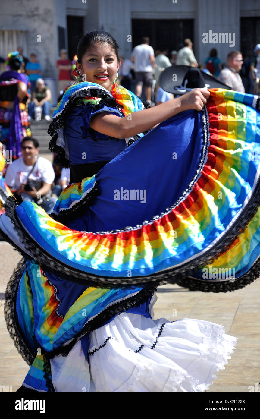 Mexican traditional dancing Stock Photo - Alamy
