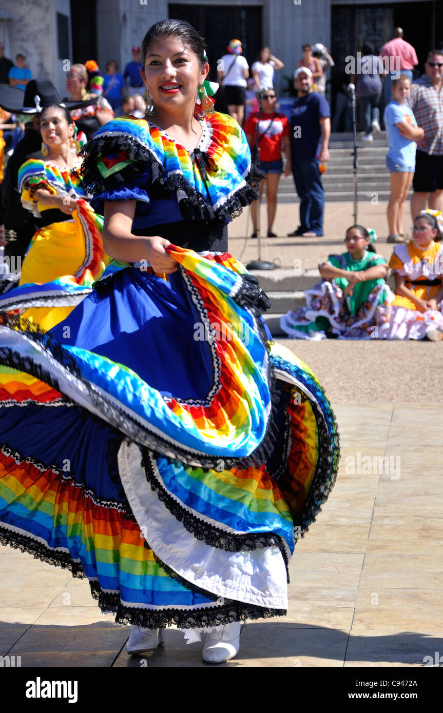 Mexican traditional dancing Stock Photo - Alamy