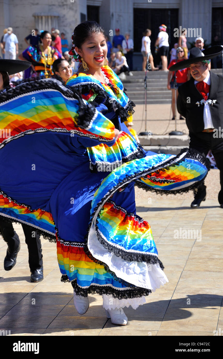 Mexican traditional dancing Stock Photo - Alamy