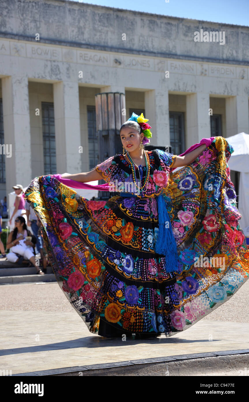Mexican traditional dancing Stock Photo - Alamy