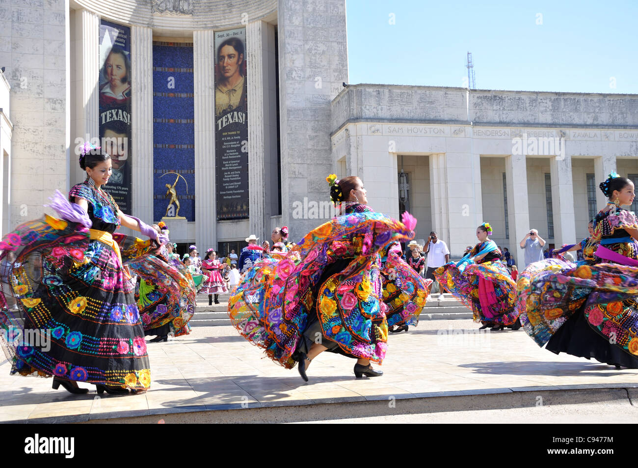 Mexican traditional dancing Stock Photo - Alamy