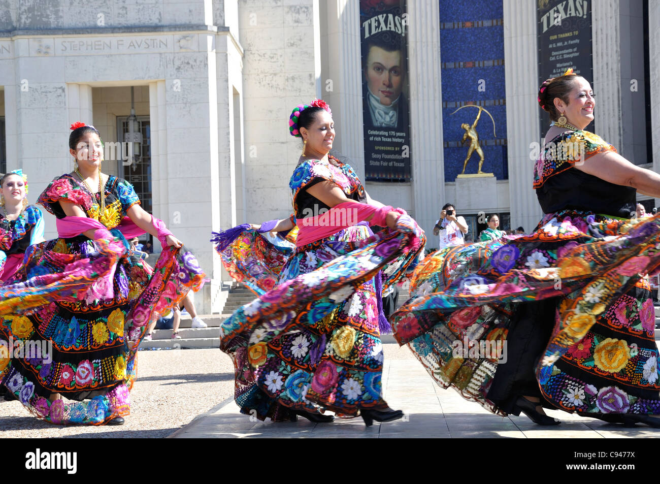 Mexican traditional dancing Stock Photo - Alamy