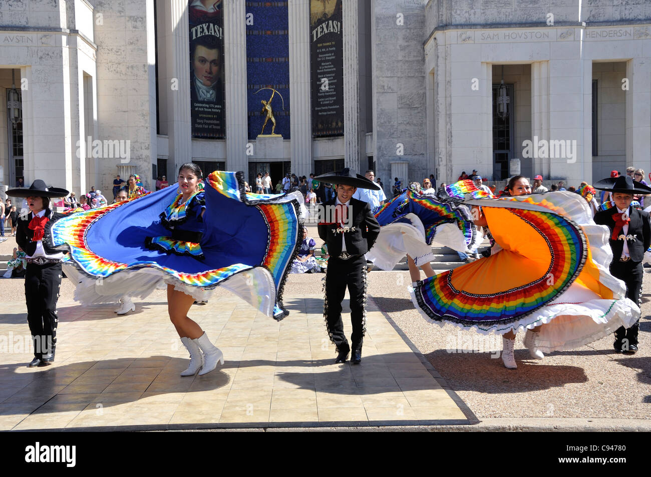 Mexican traditional dancing Stock Photo - Alamy