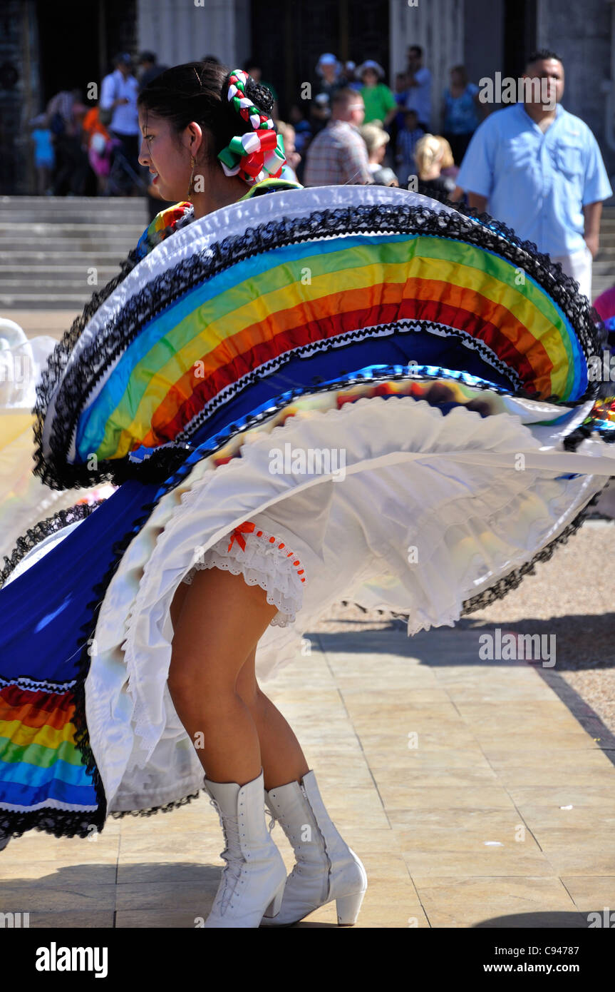 Mexican traditional dancing Stock Photo - Alamy