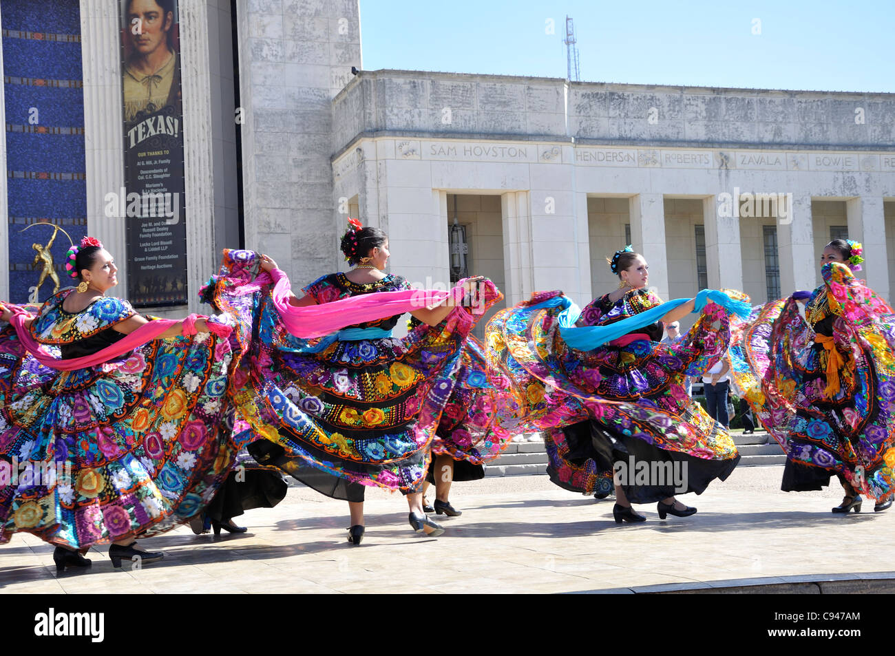 Mexican traditional dancing Stock Photo - Alamy