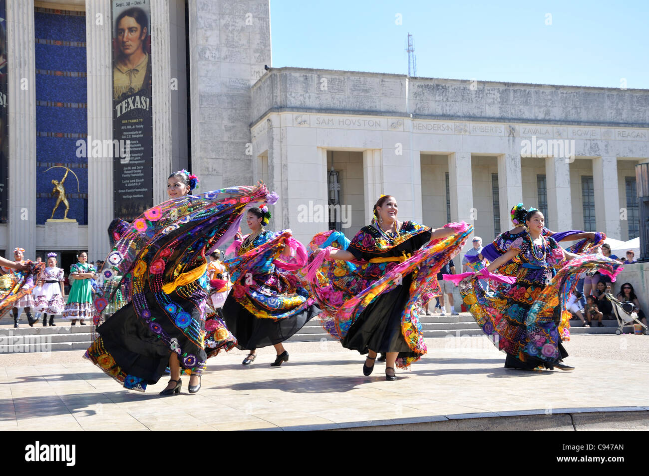 Mexican traditional dancing Stock Photo - Alamy