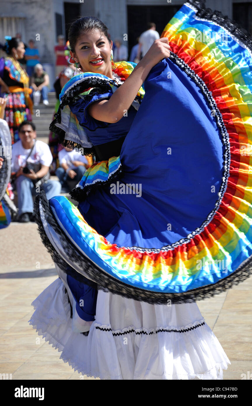 Mexican traditional dancing Stock Photo - Alamy