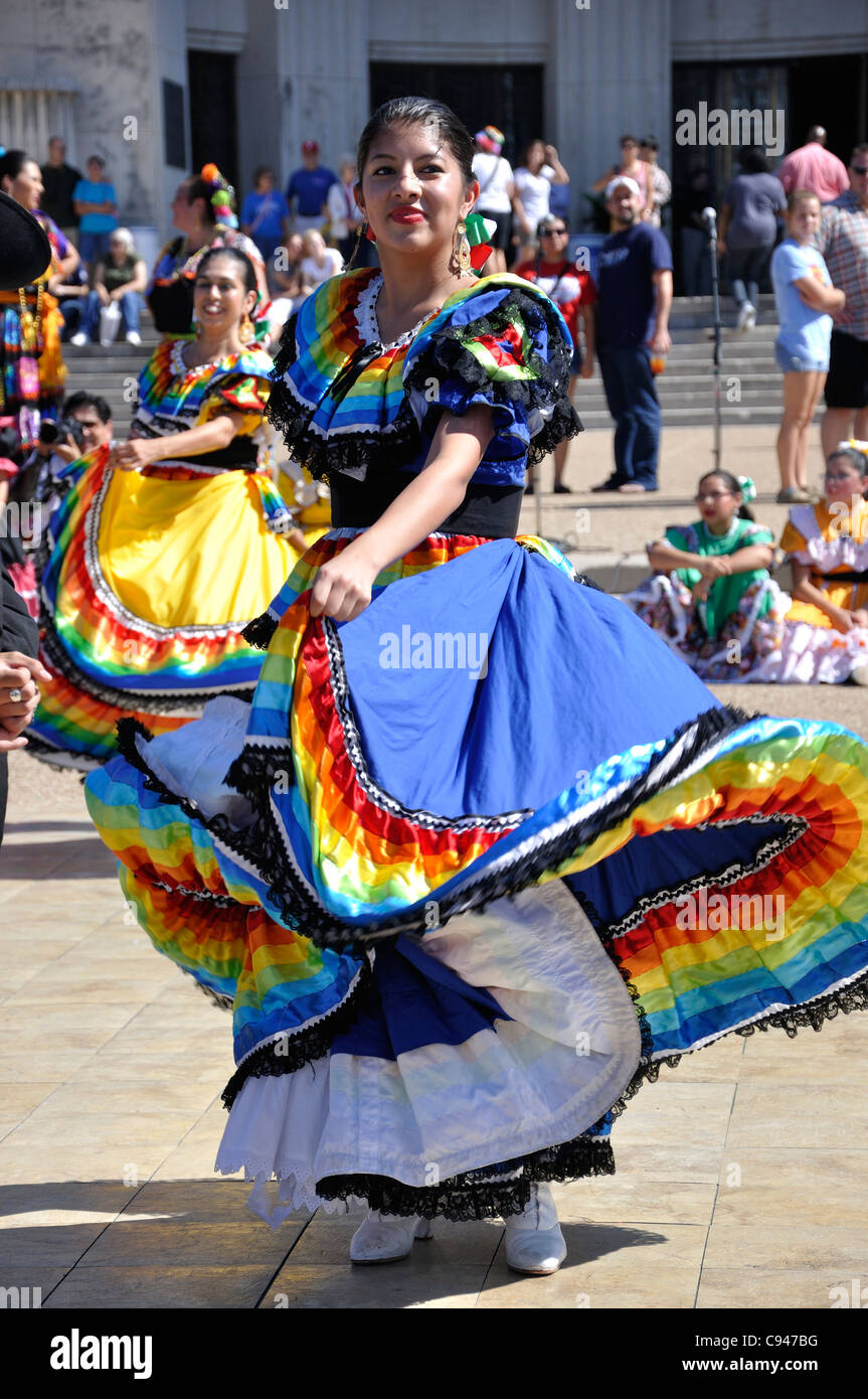 Mexican traditional dancing Stock Photo - Alamy