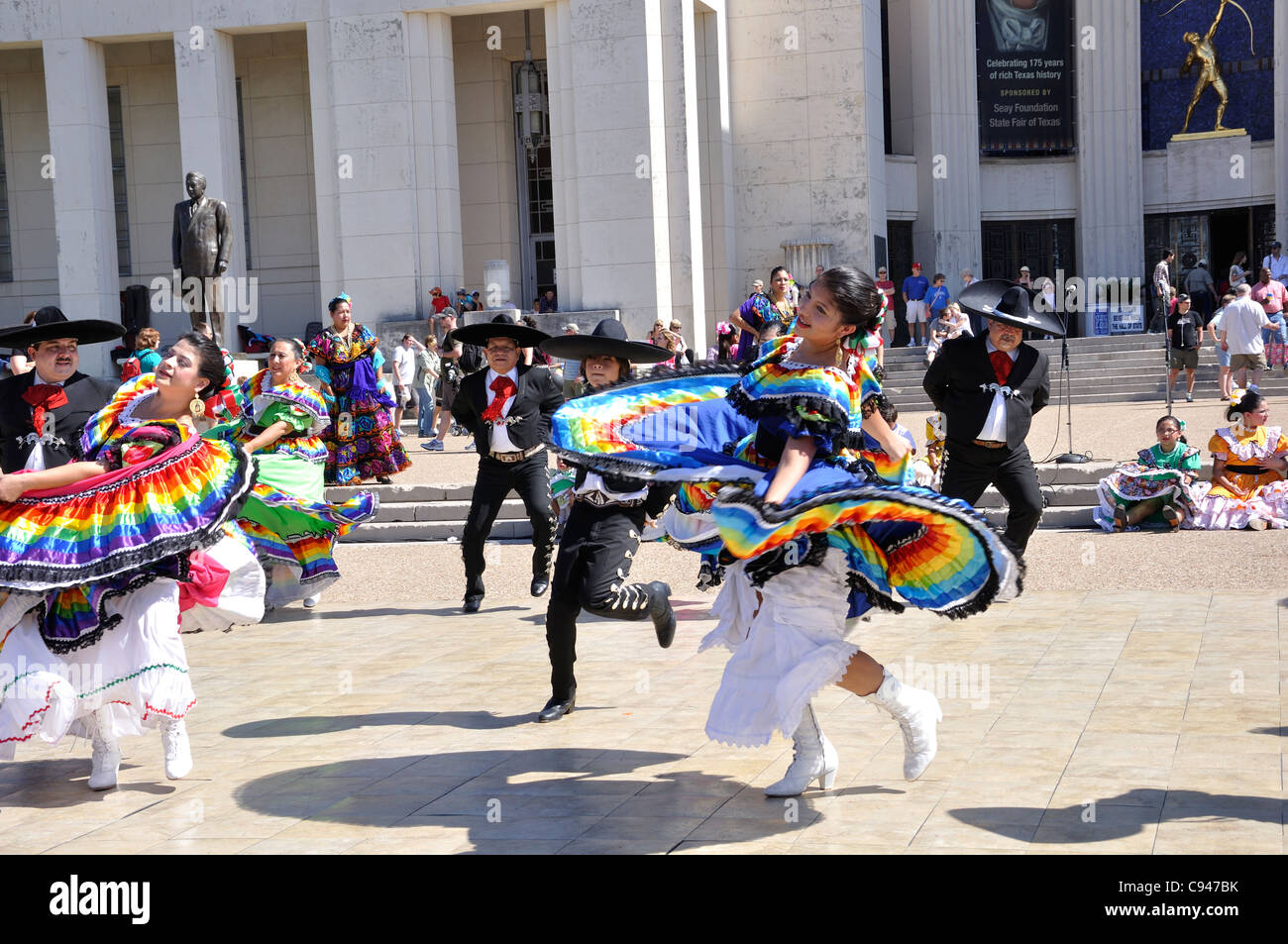 Mexican traditional dancing Stock Photo - Alamy