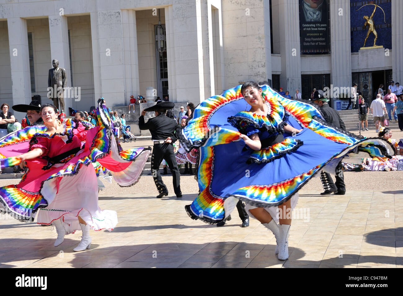 Mexican traditional dancing Stock Photo - Alamy