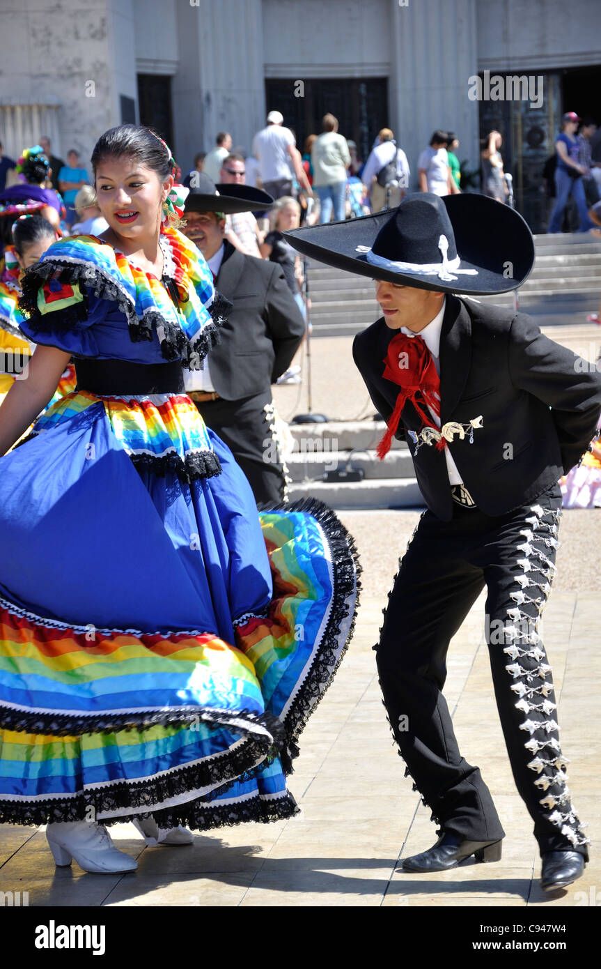 Mexican traditional dancing Stock Photo - Alamy