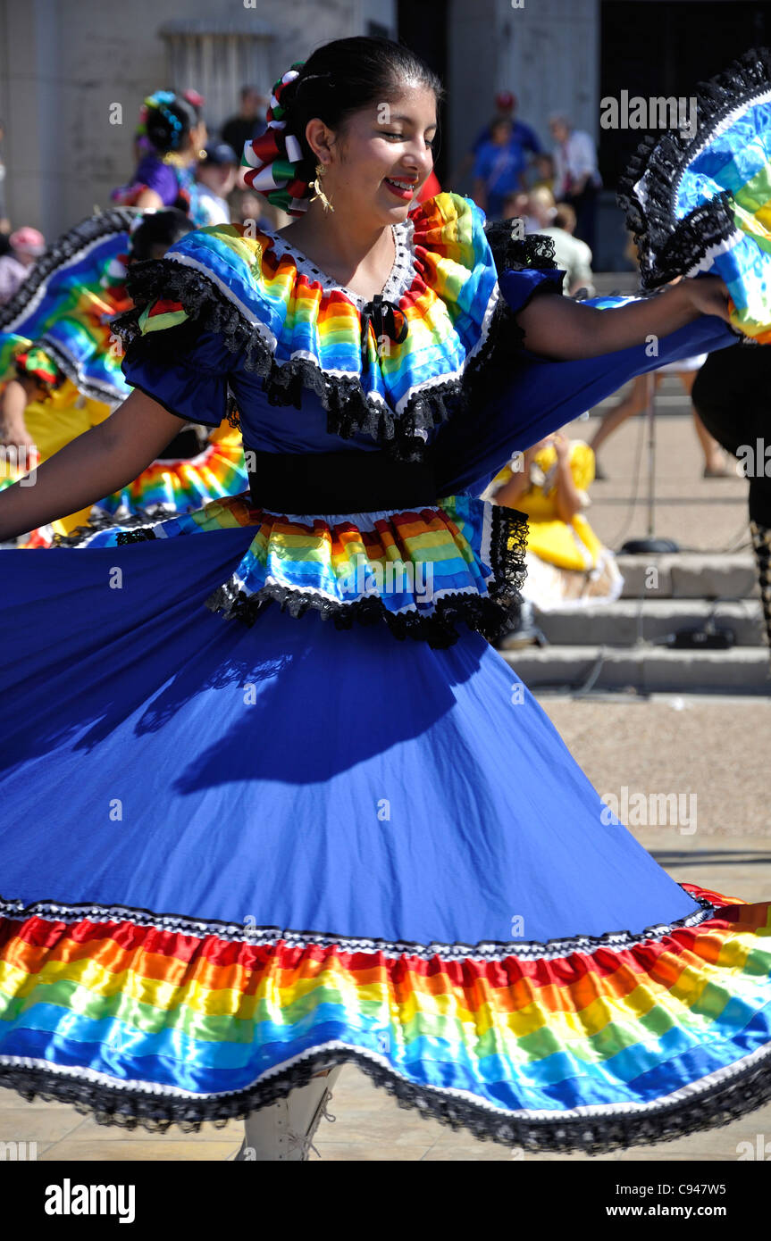 Mexican traditional dancing Stock Photo - Alamy