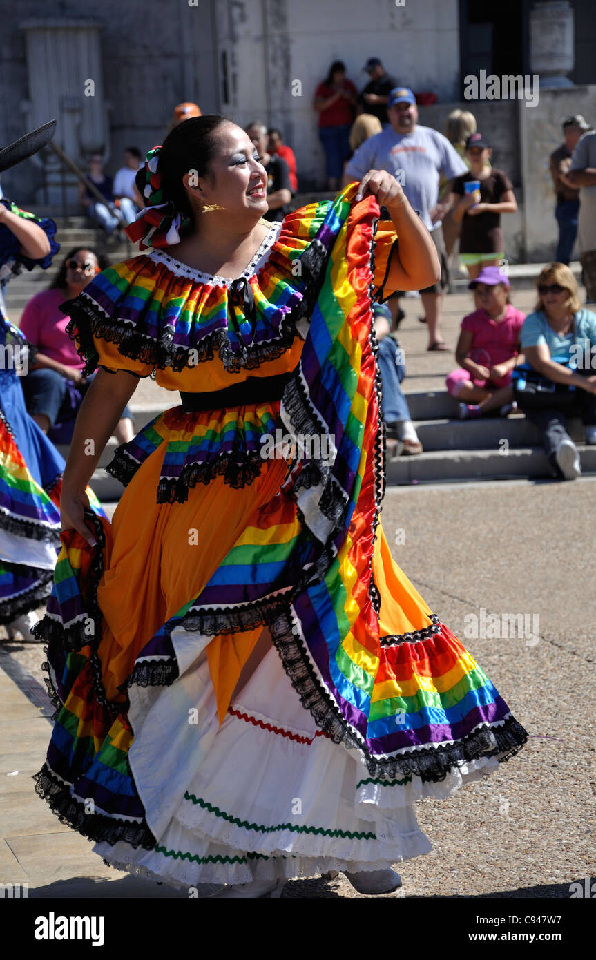 Mexican traditional dancing Stock Photo - Alamy