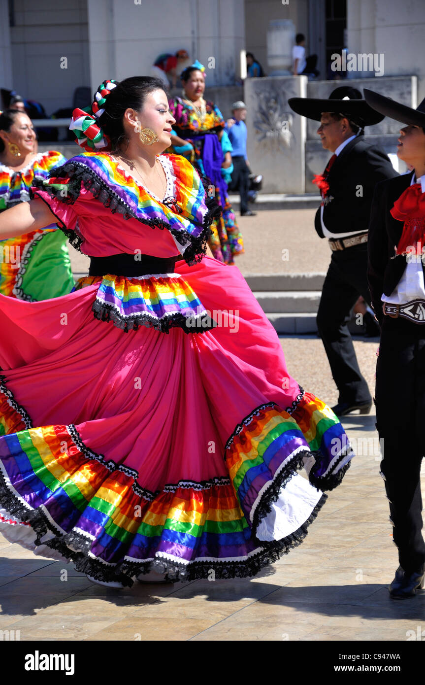 Mexican traditional dancing Stock Photo - Alamy