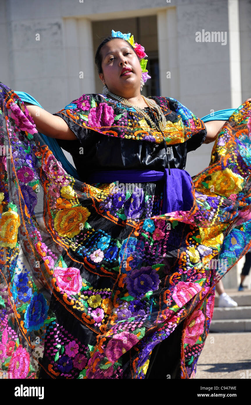 Mexican traditional dancing Stock Photo - Alamy