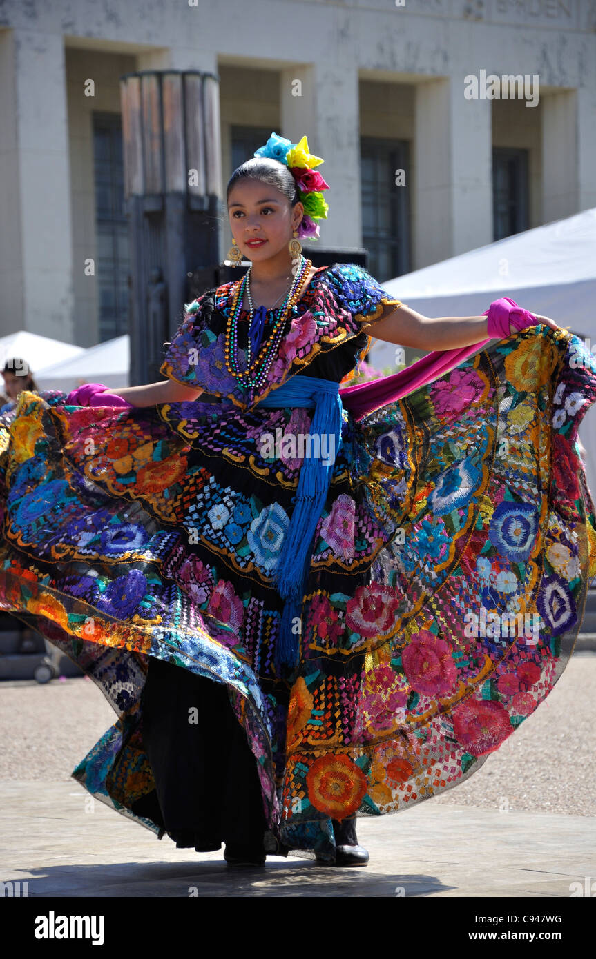 Mexican traditional dancing Stock Photo - Alamy