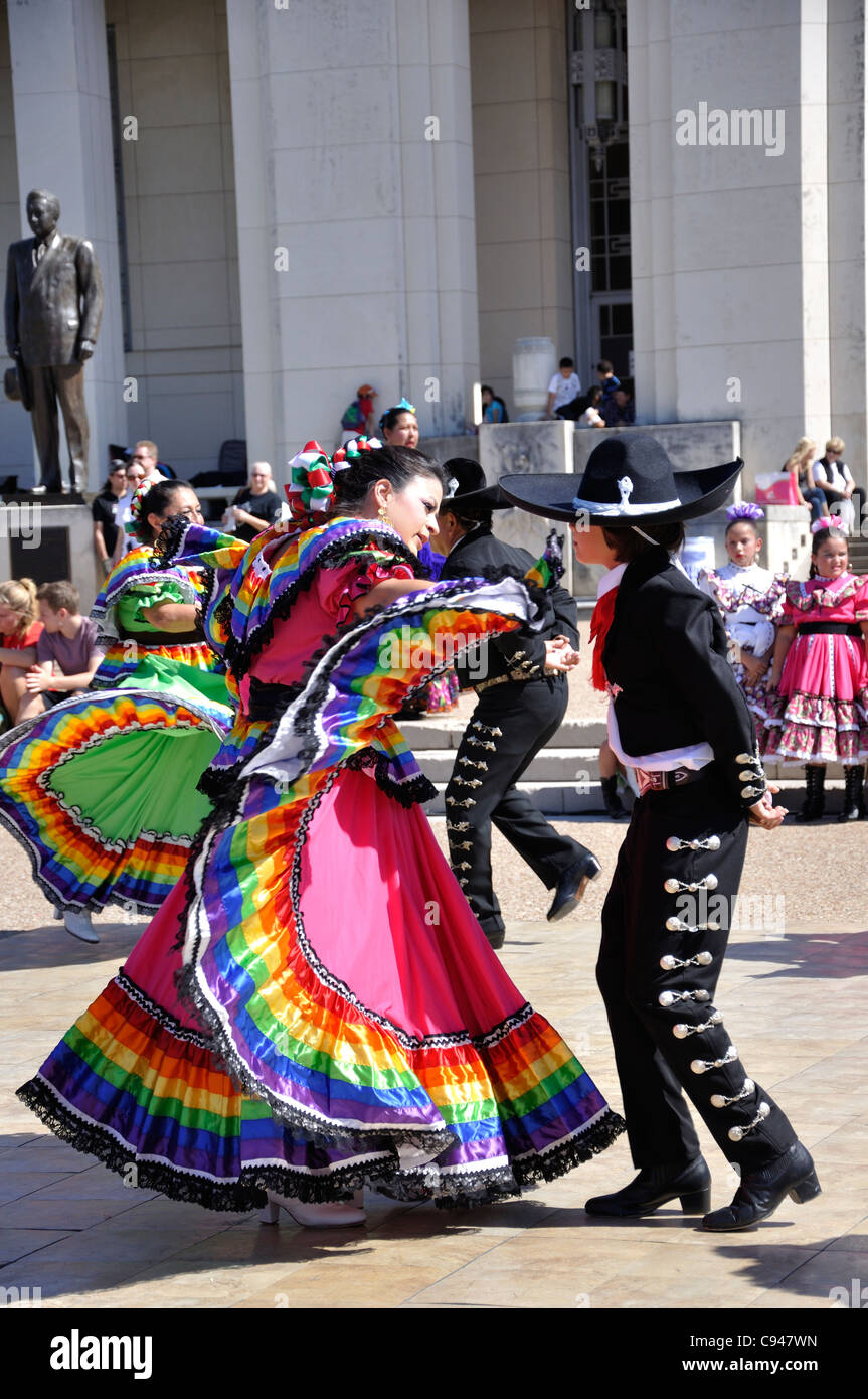 Mexican traditional dancing Stock Photo - Alamy