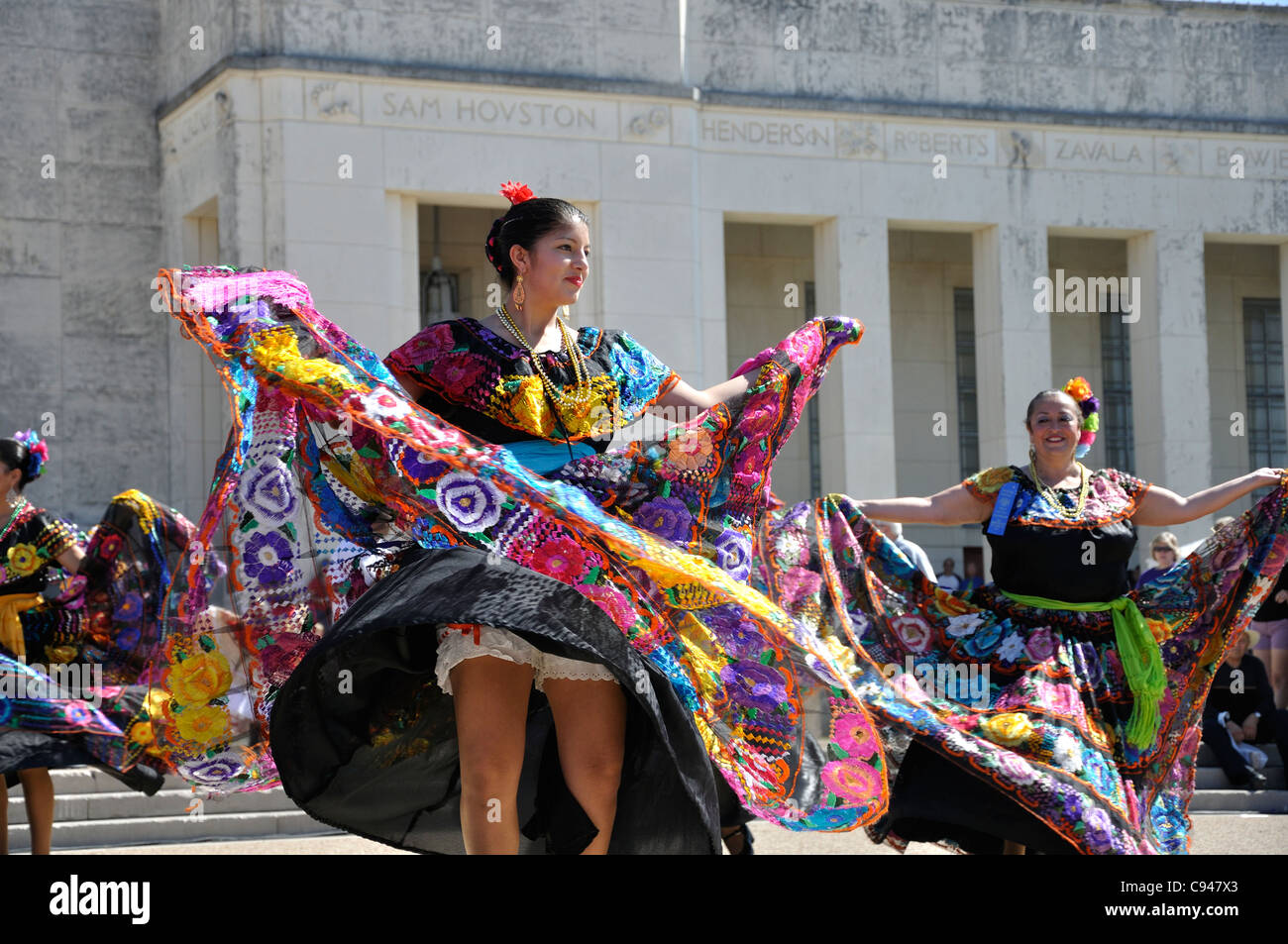 Mexican traditional dancing Stock Photo - Alamy