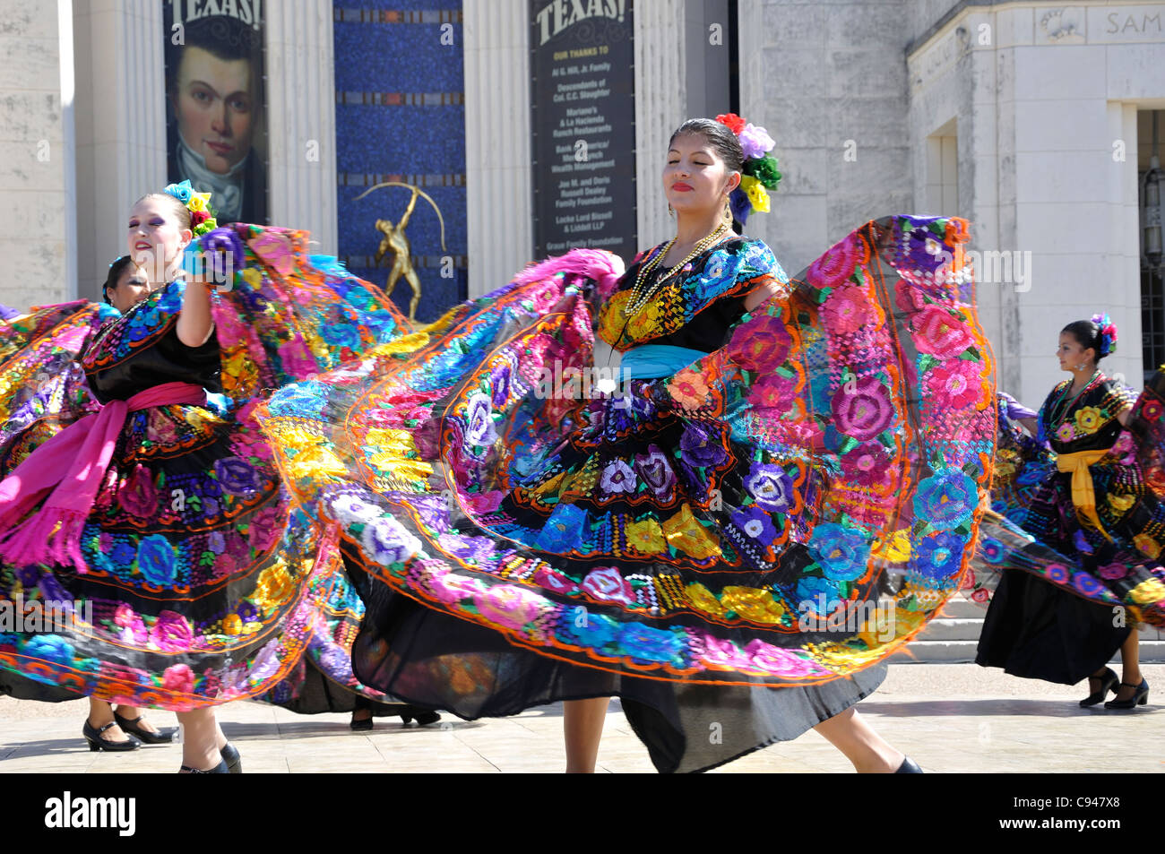 Mexican traditional dancing Stock Photo - Alamy