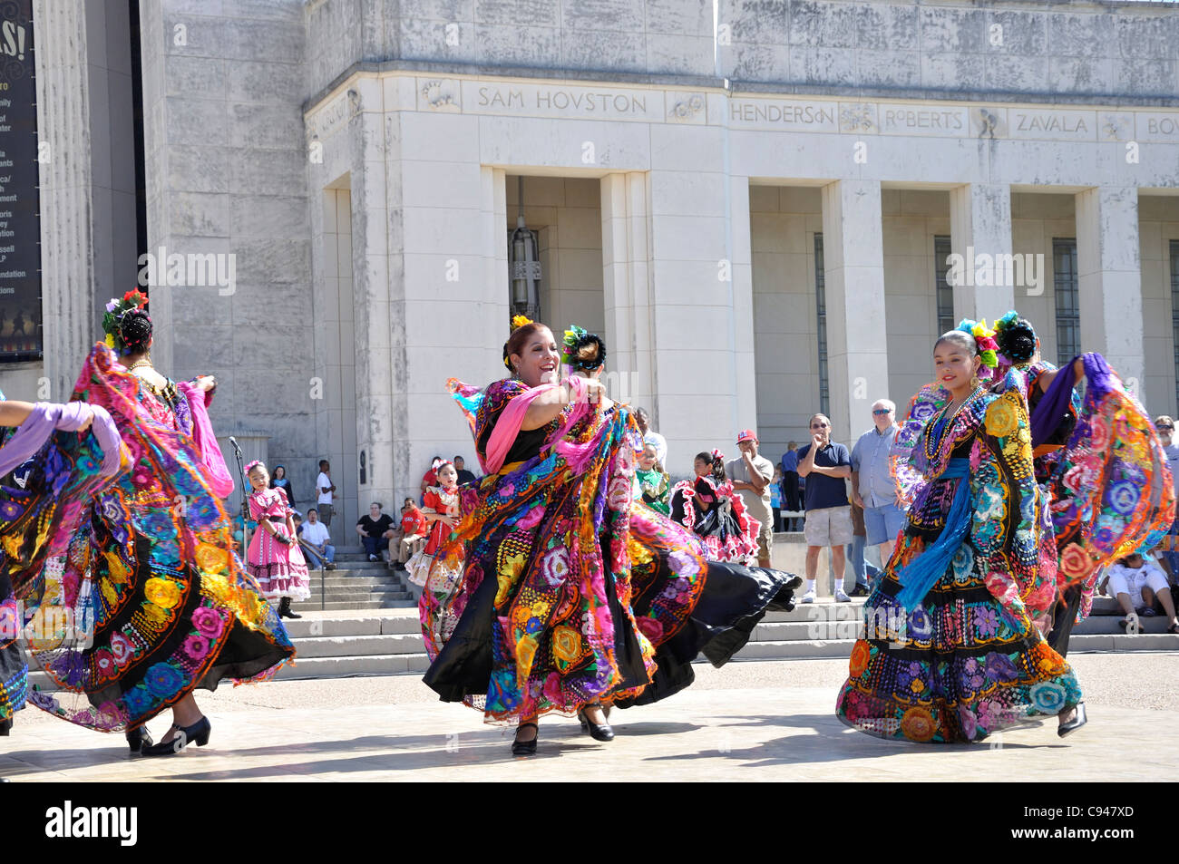 Mexican traditional dancing Stock Photo - Alamy