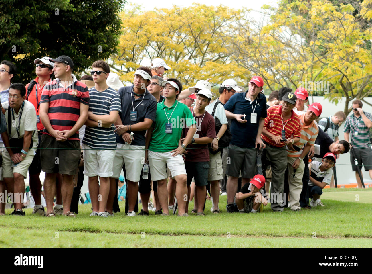 12.11.2011. Singapore. The crowd anticipates the tee-off on hole 1 ...