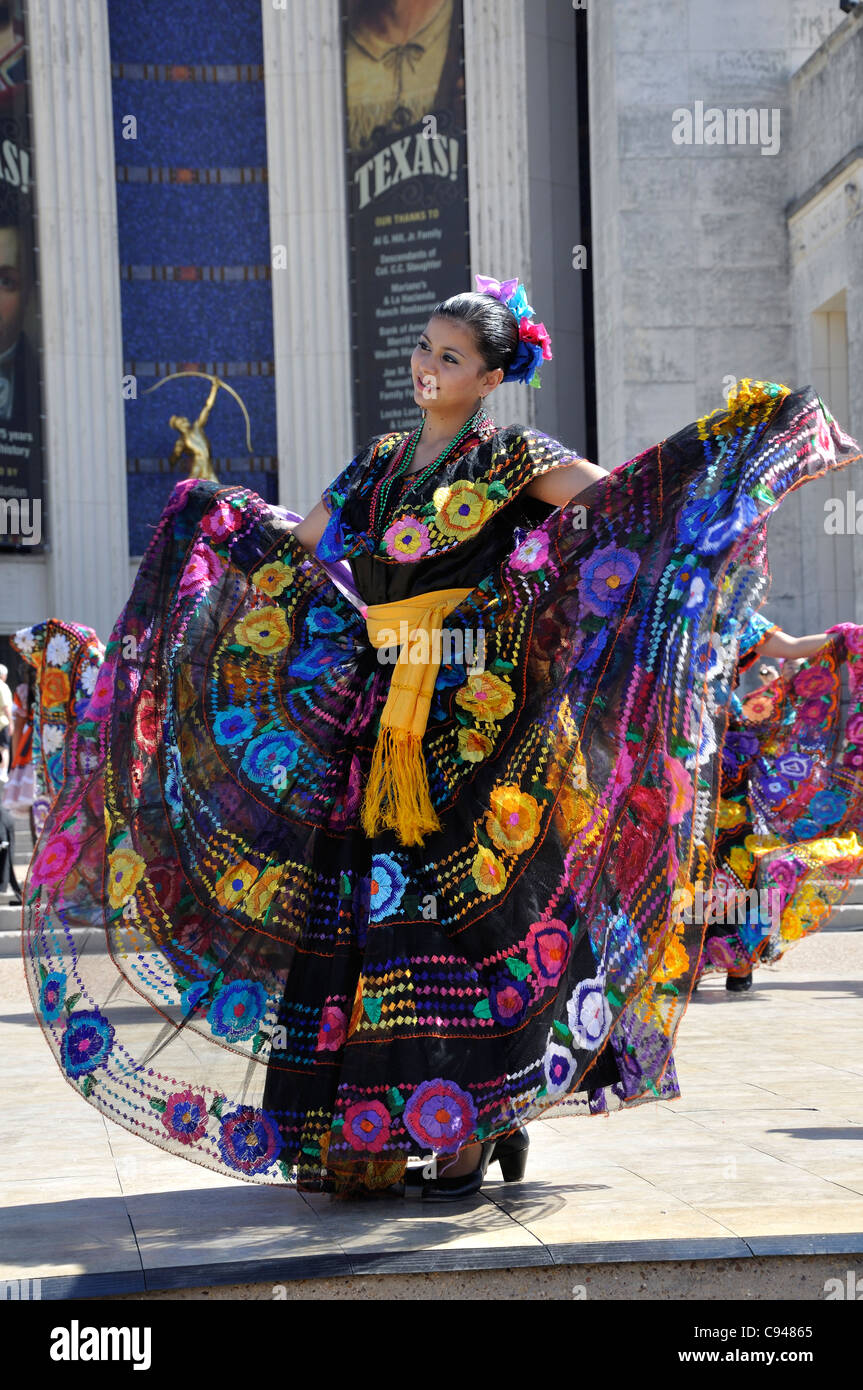 Mexican traditional dancing Stock Photo - Alamy