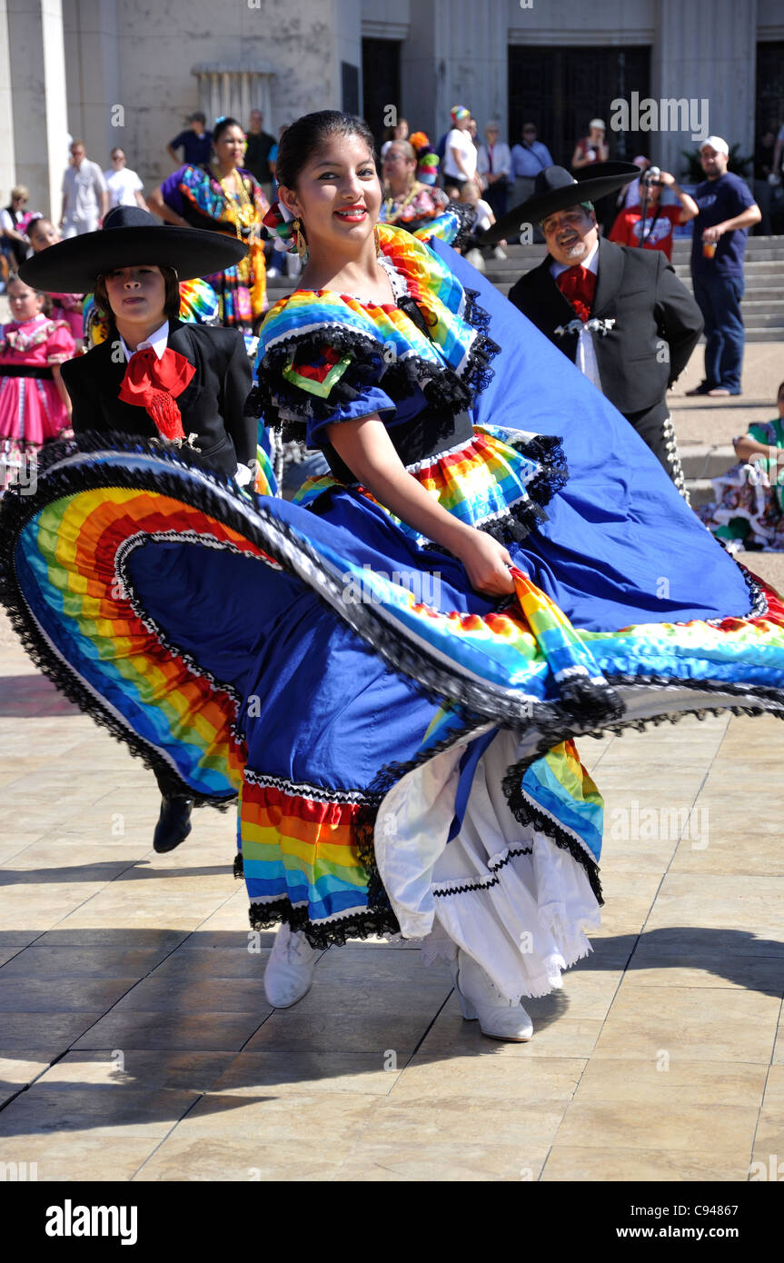 Mexican traditional dancing Stock Photo - Alamy
