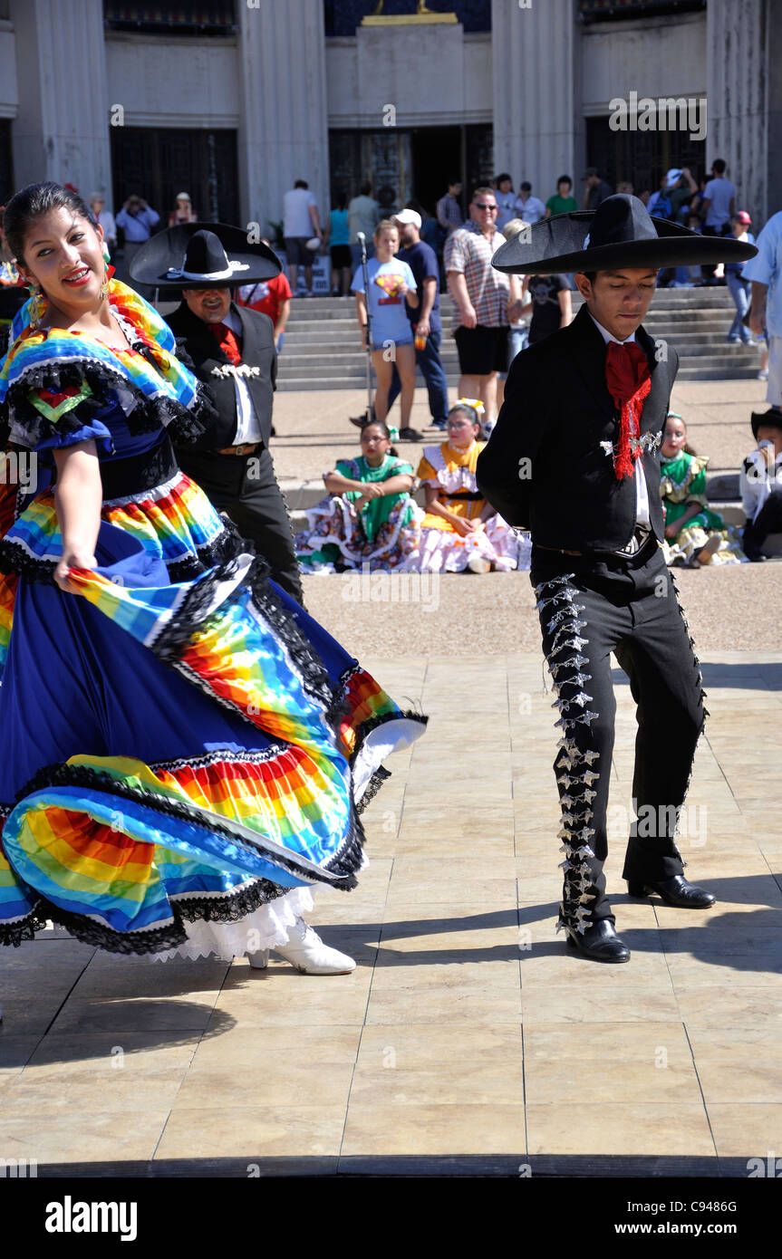 Mexican traditional dancing Stock Photo - Alamy