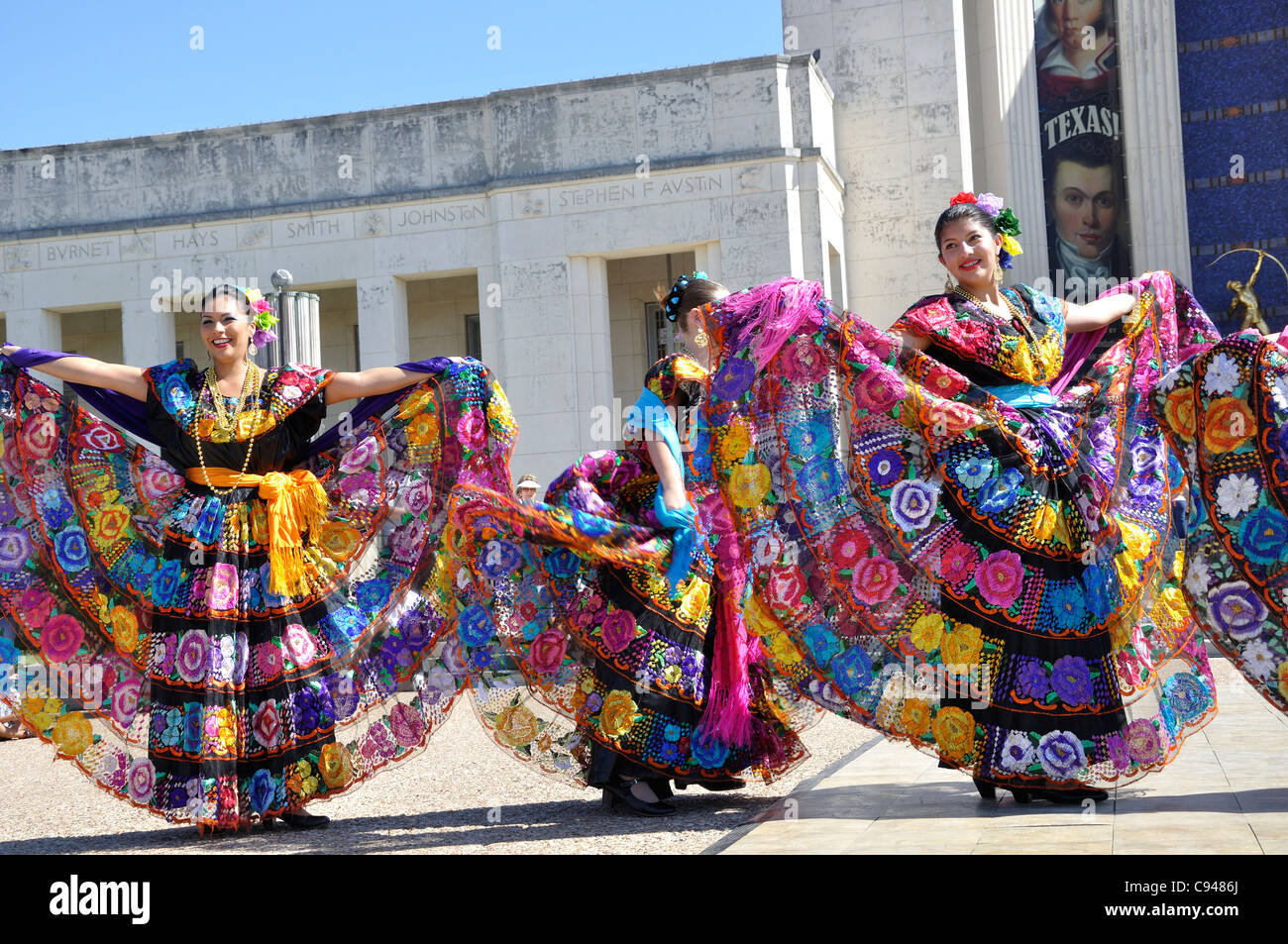 Mexican traditional dancing Stock Photo - Alamy
