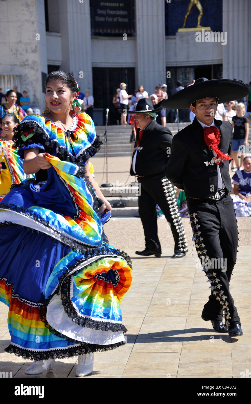 Mexican traditional dancing Stock Photo - Alamy