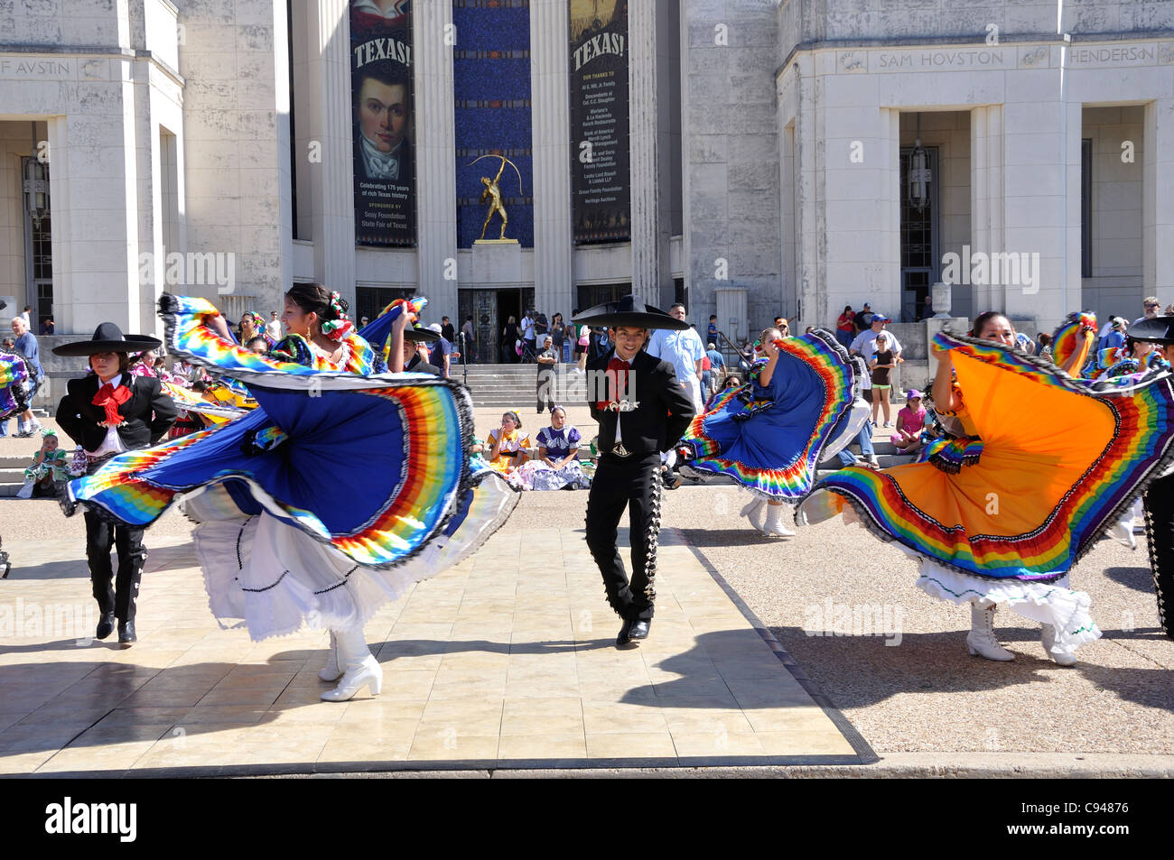 Mexican traditional dancing Stock Photo - Alamy