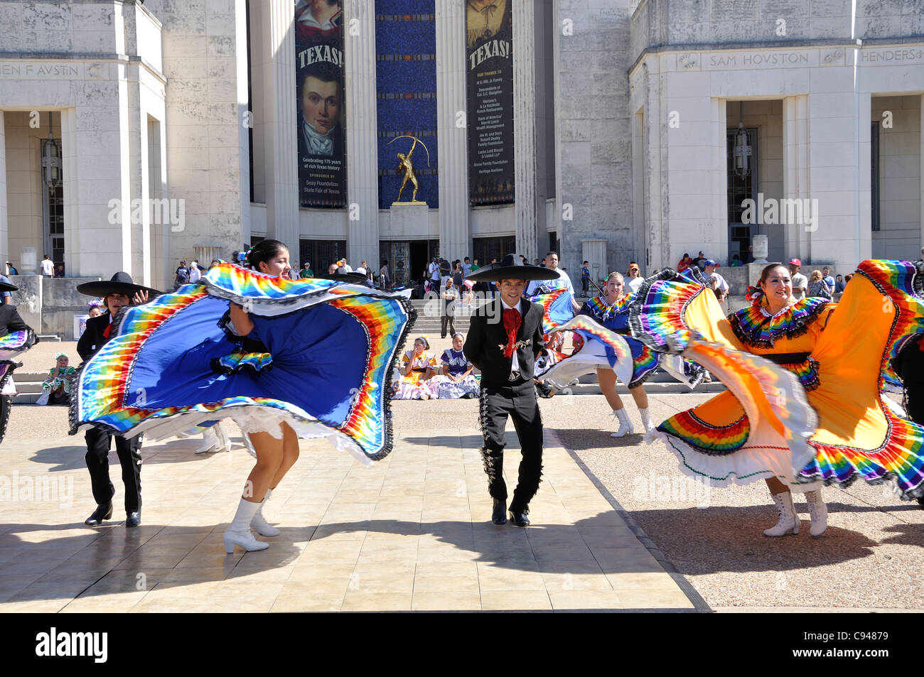 Mexican traditional dancing Stock Photo - Alamy