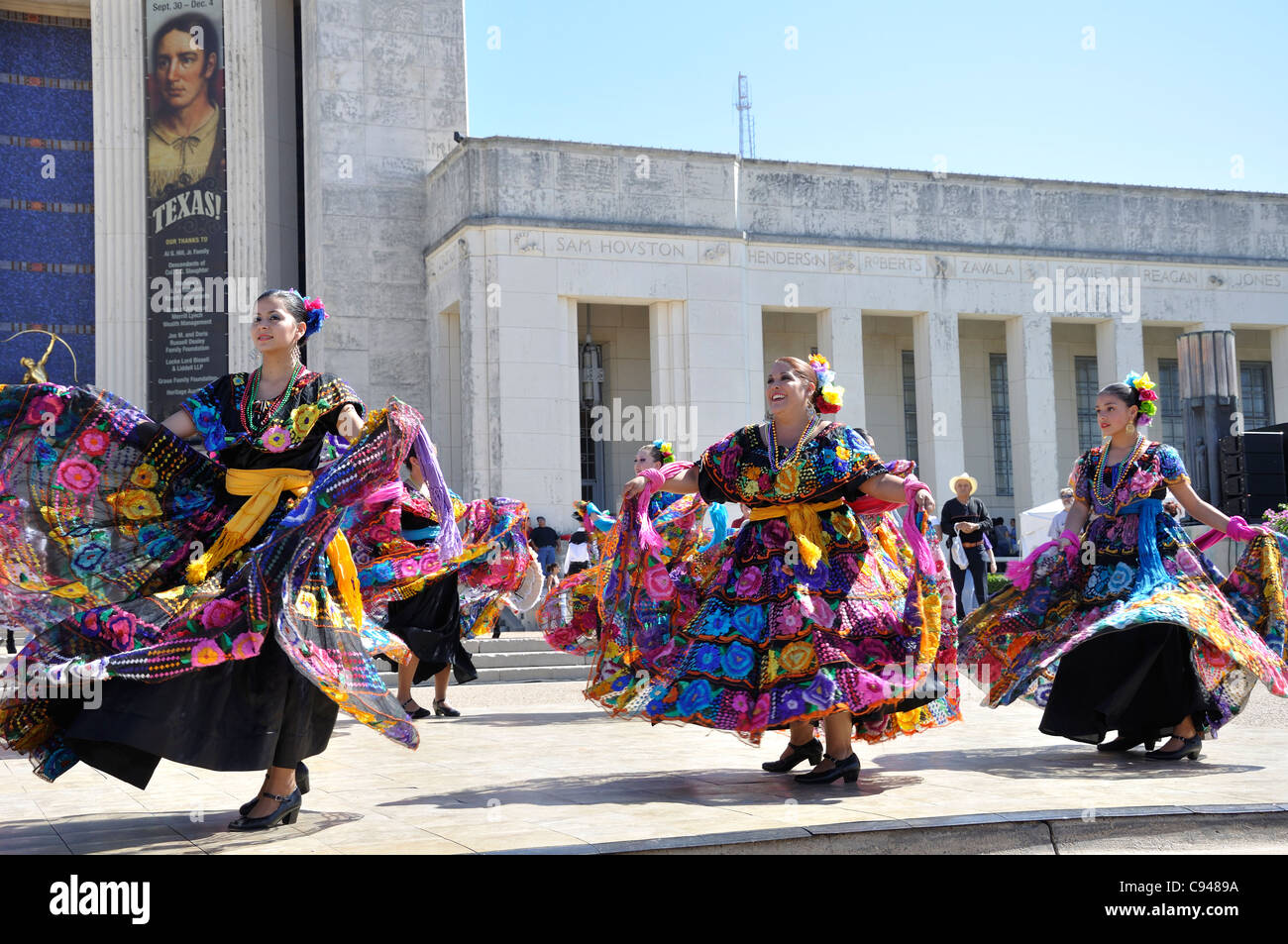 Mexican traditional dancing Stock Photo - Alamy