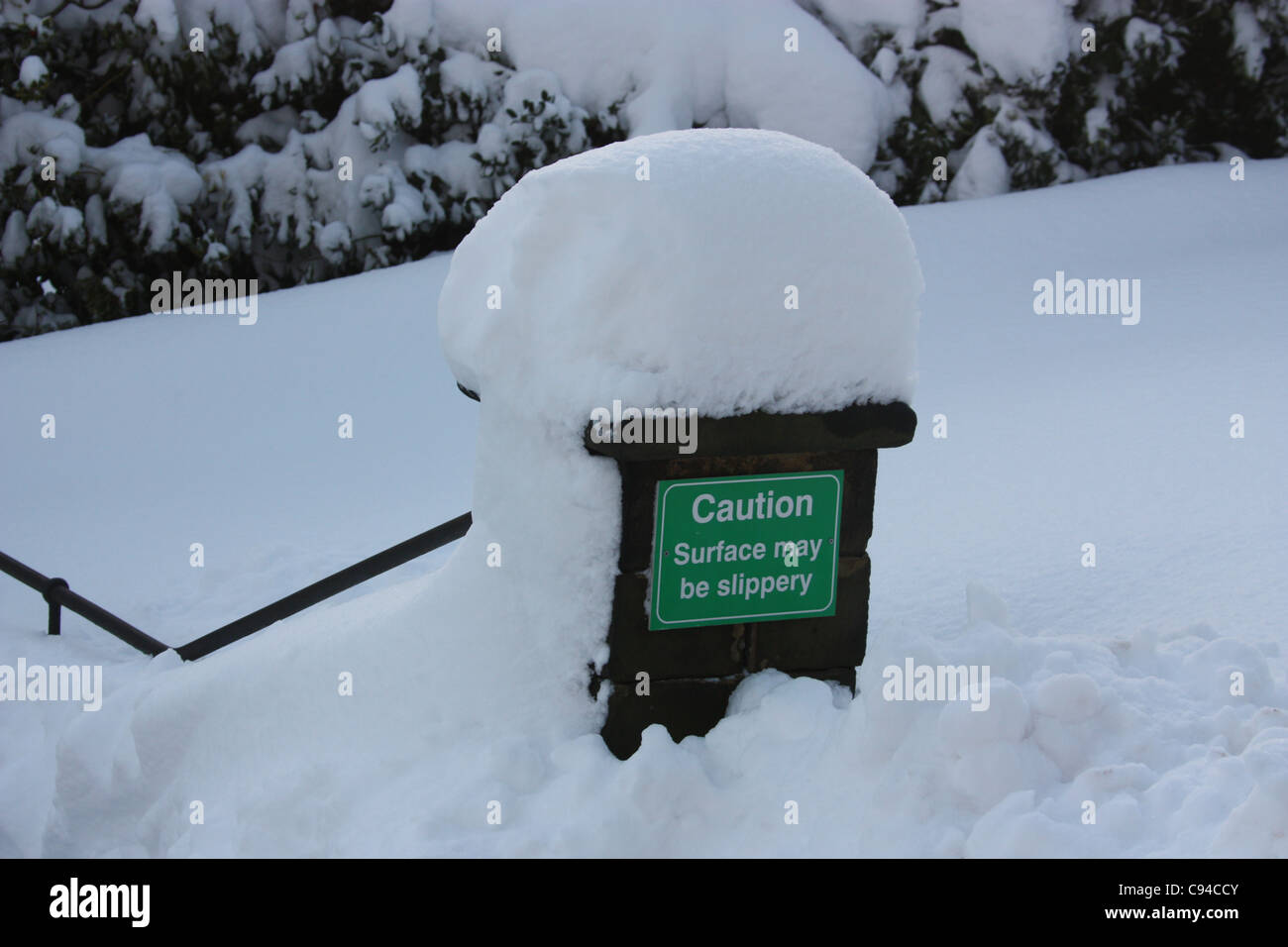 Green sign in snow hi-res stock photography and images - Alamy