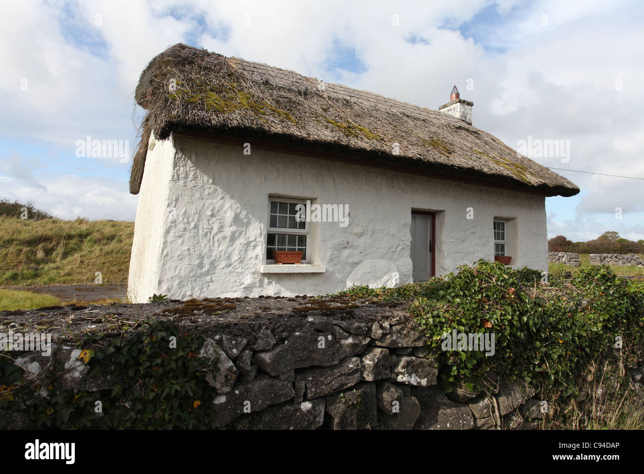 Irish thatched cottage hi-res stock photography and images - Alamy