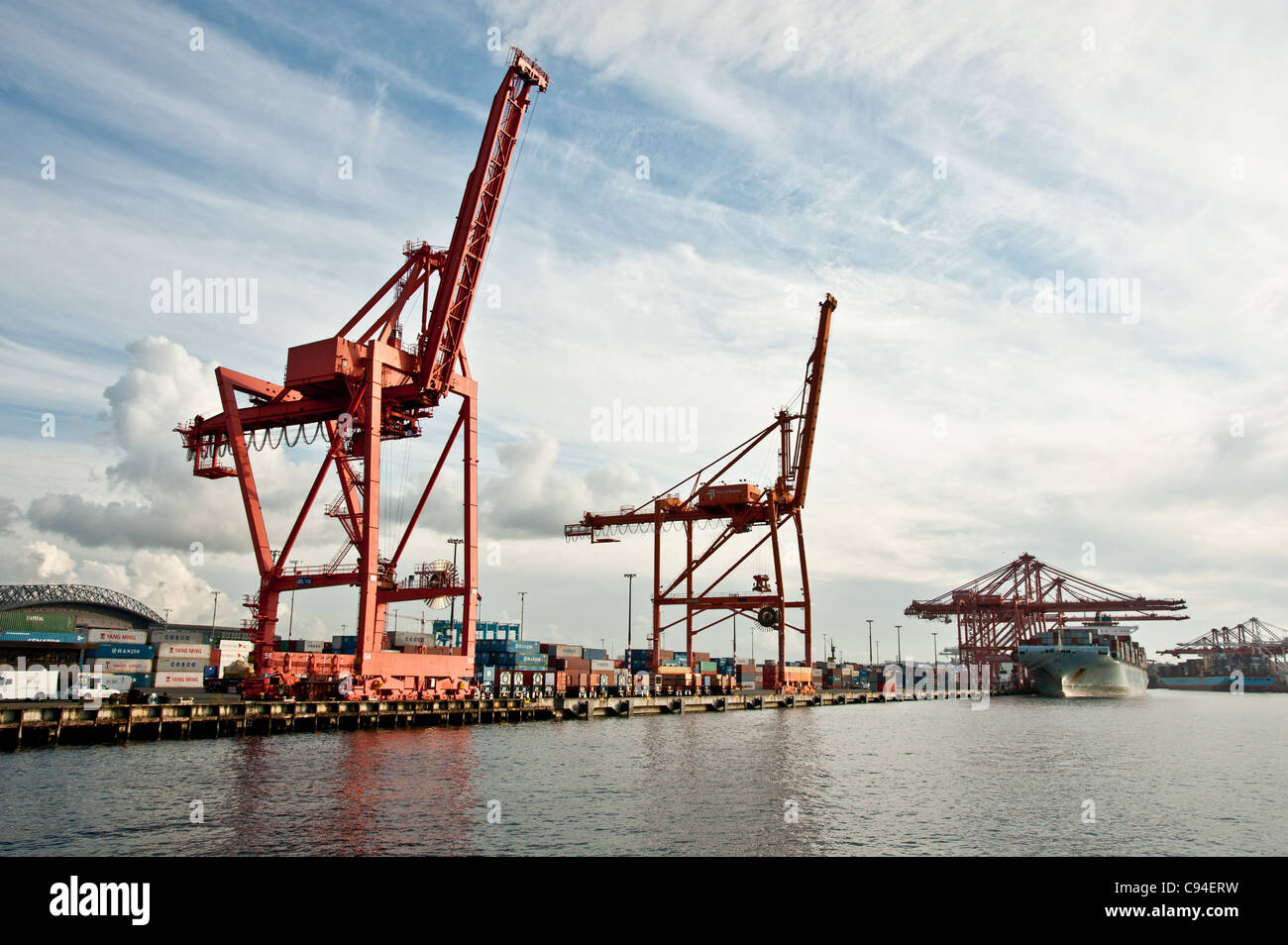 Dock port seattle container ship hi-res stock photography and images ...