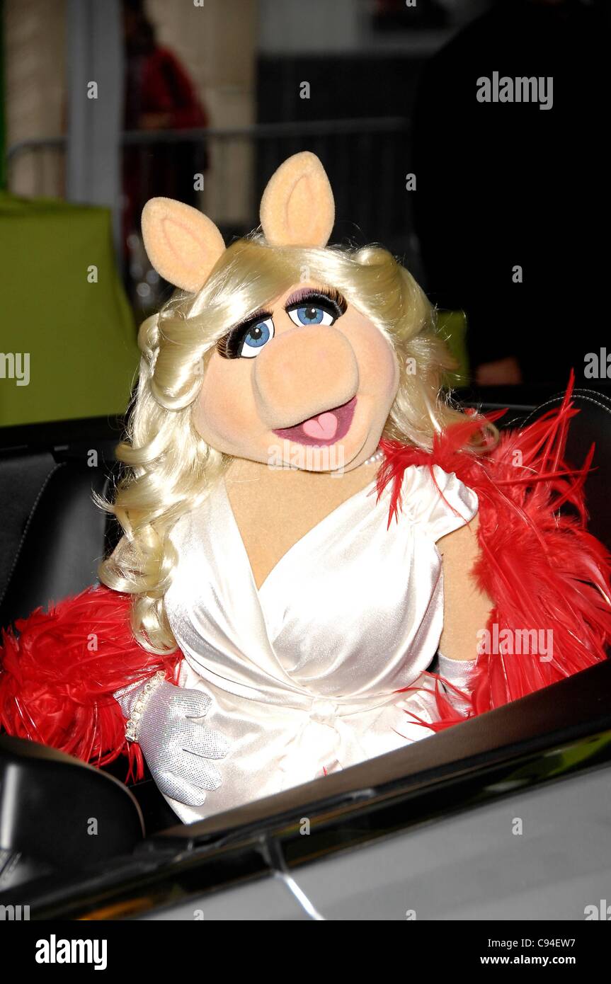 Miss Piggy at arrivals for THE MUPPETS Premiere, El Capitan Theatre ...