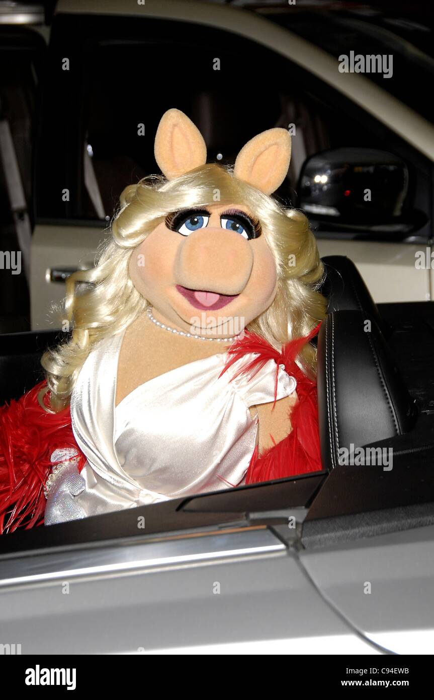 Miss Piggy at arrivals for THE MUPPETS Premiere, El Capitan Theatre ...