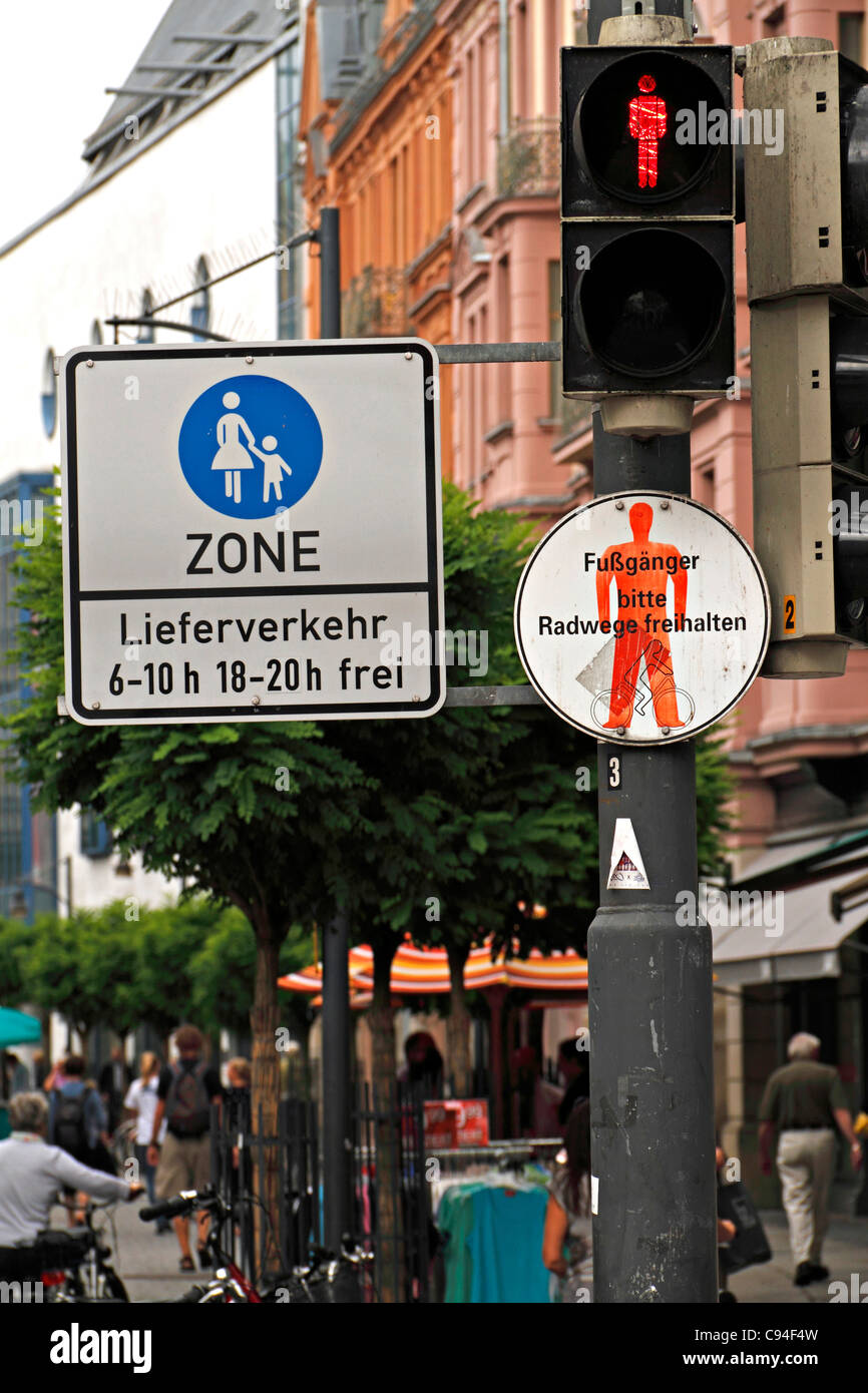 Pedestrian signs hi-res stock photography and images - Alamy
